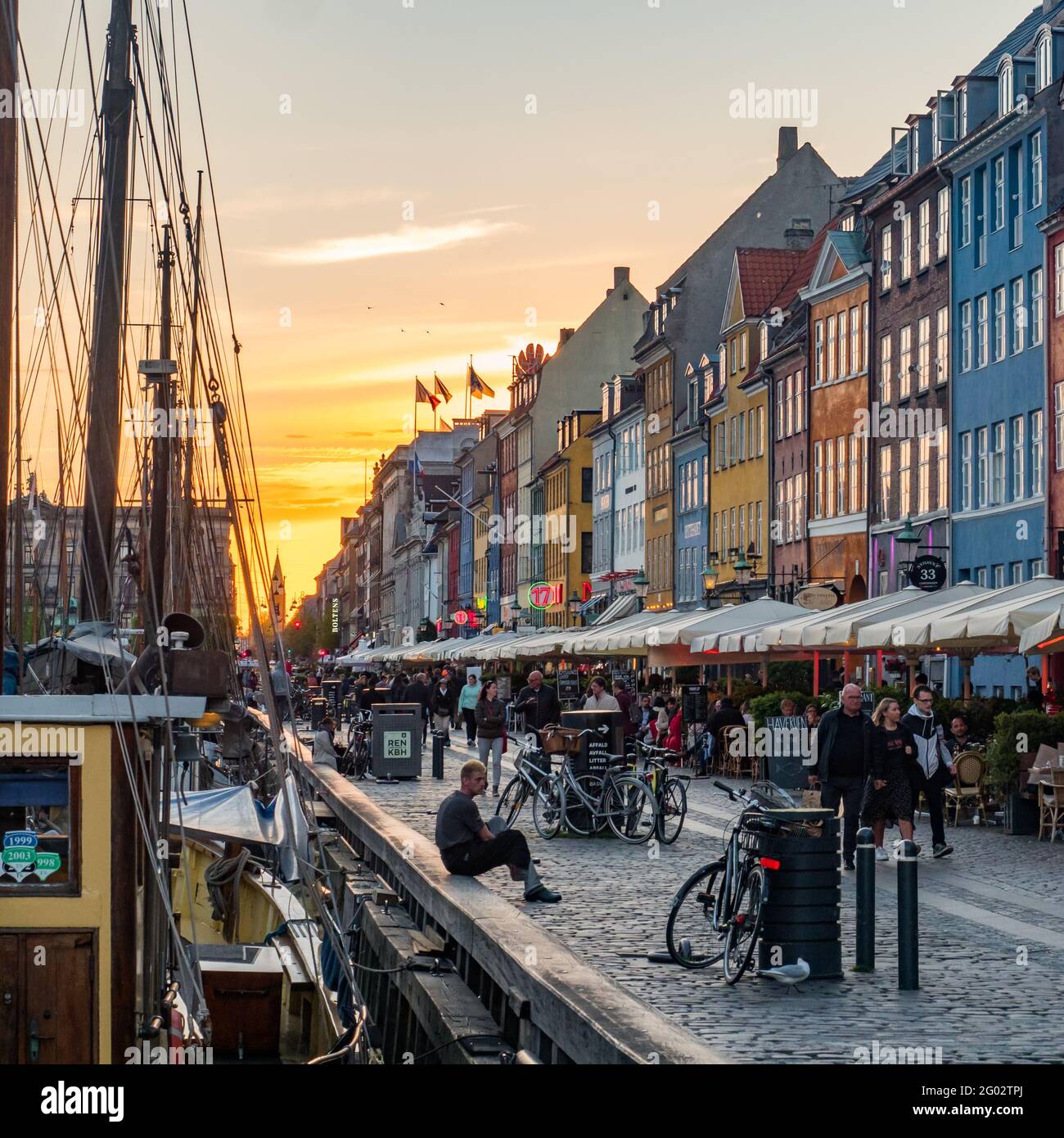 Nyhavn (New Harbour), Copenhagen, Denmark - 14 JMay 2019: Sunset view ...