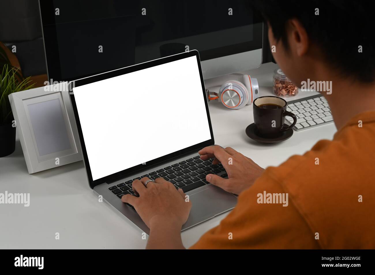 Shoulder surfing office hi-res stock photography and images - Alamy