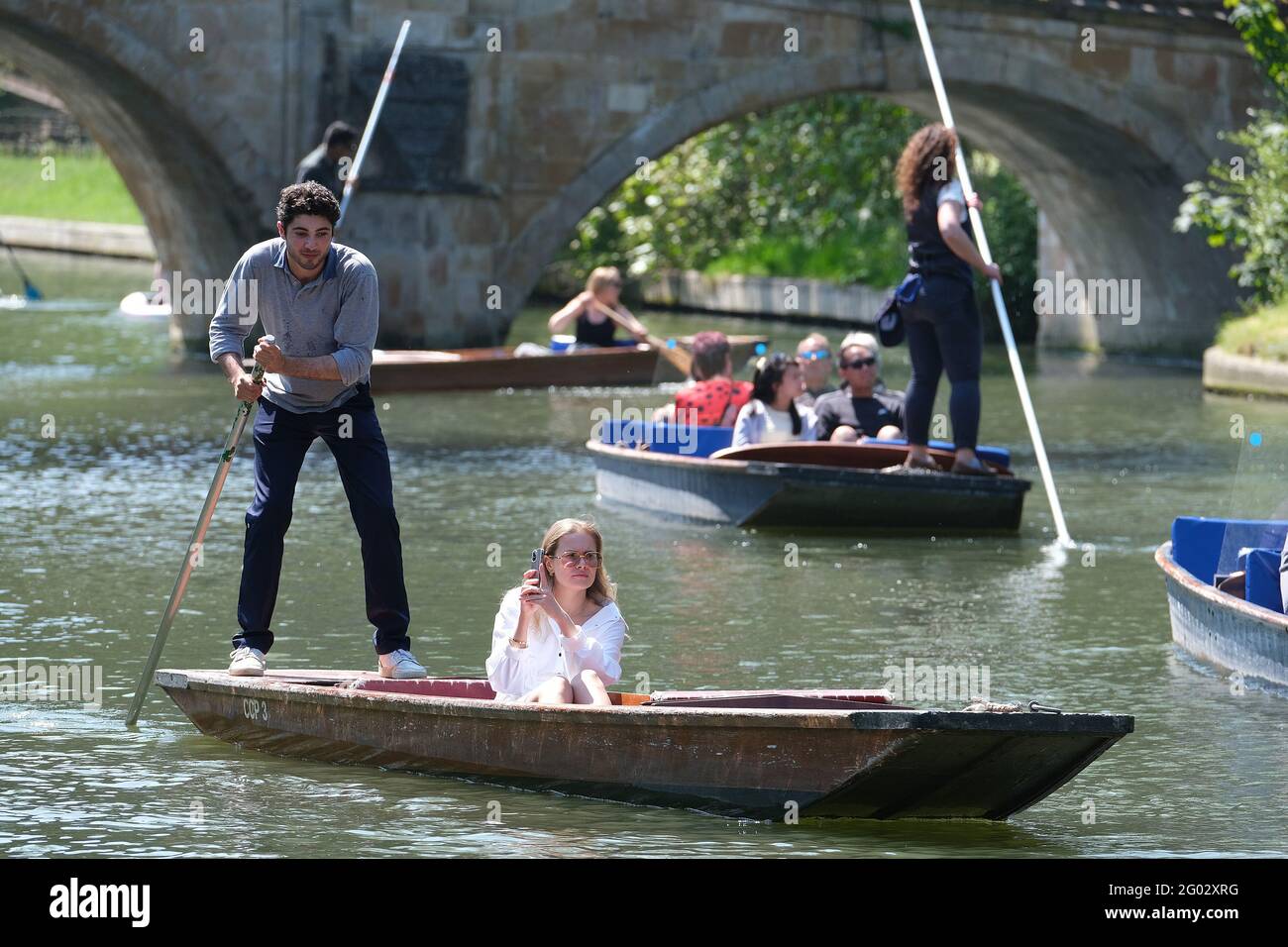 Cambridge, UK. 31st May, 2021. Visitors to Cambridge enjoy the warm ...