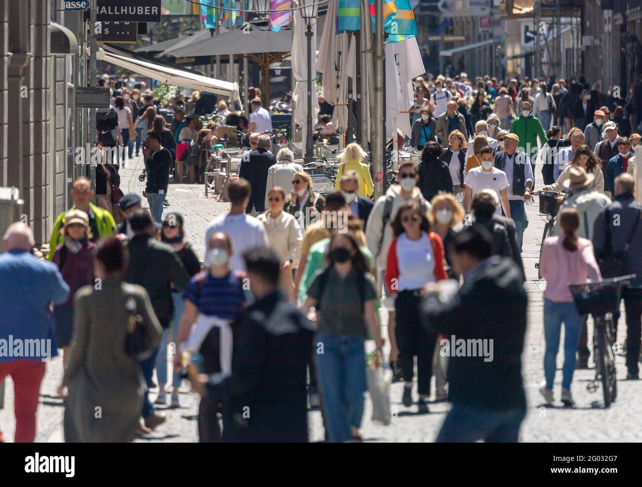 Munich, Germany. 31st May, 2021. Passers-by walk through the pedestrian ...