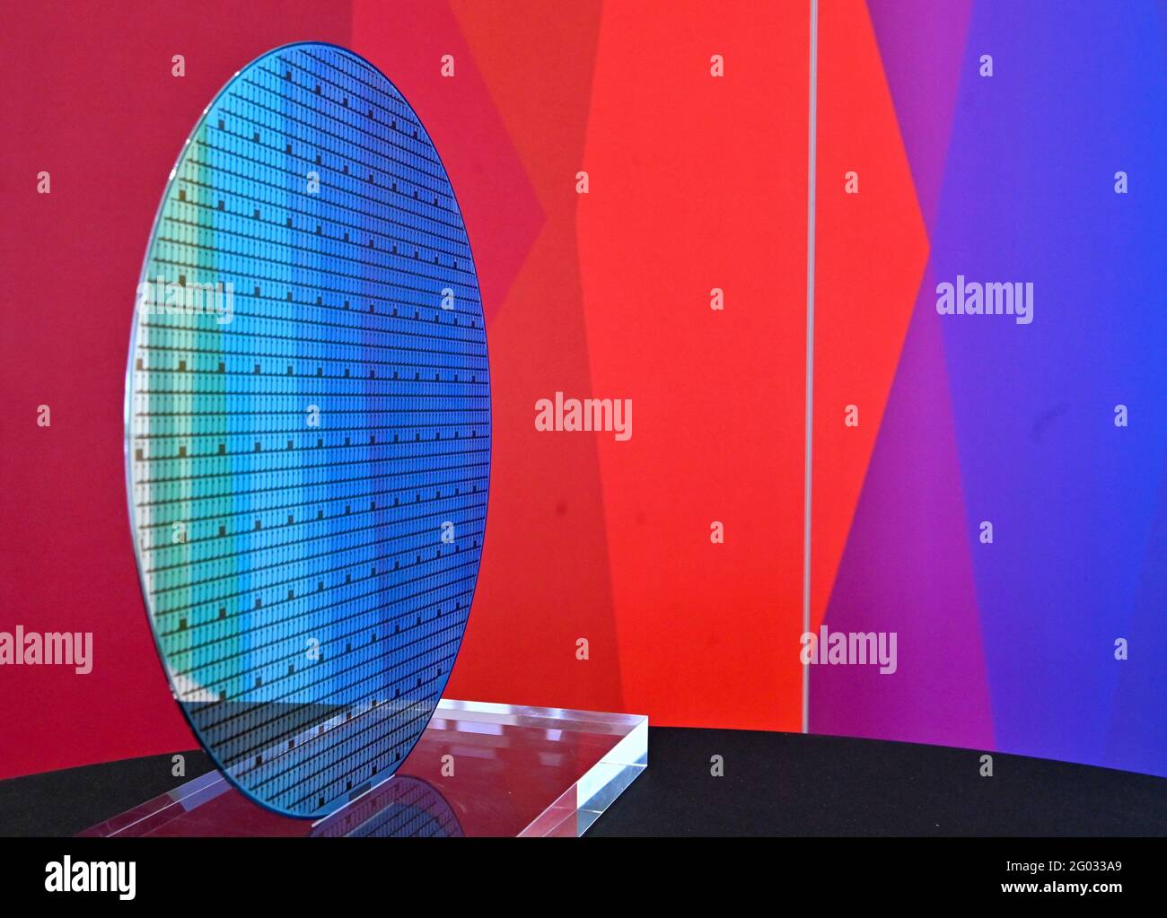 Wafer fab hi-res stock photography and images - Alamy