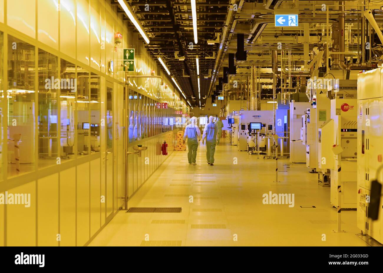 Silicon wafer in clean room hi-res stock photography and images - Alamy