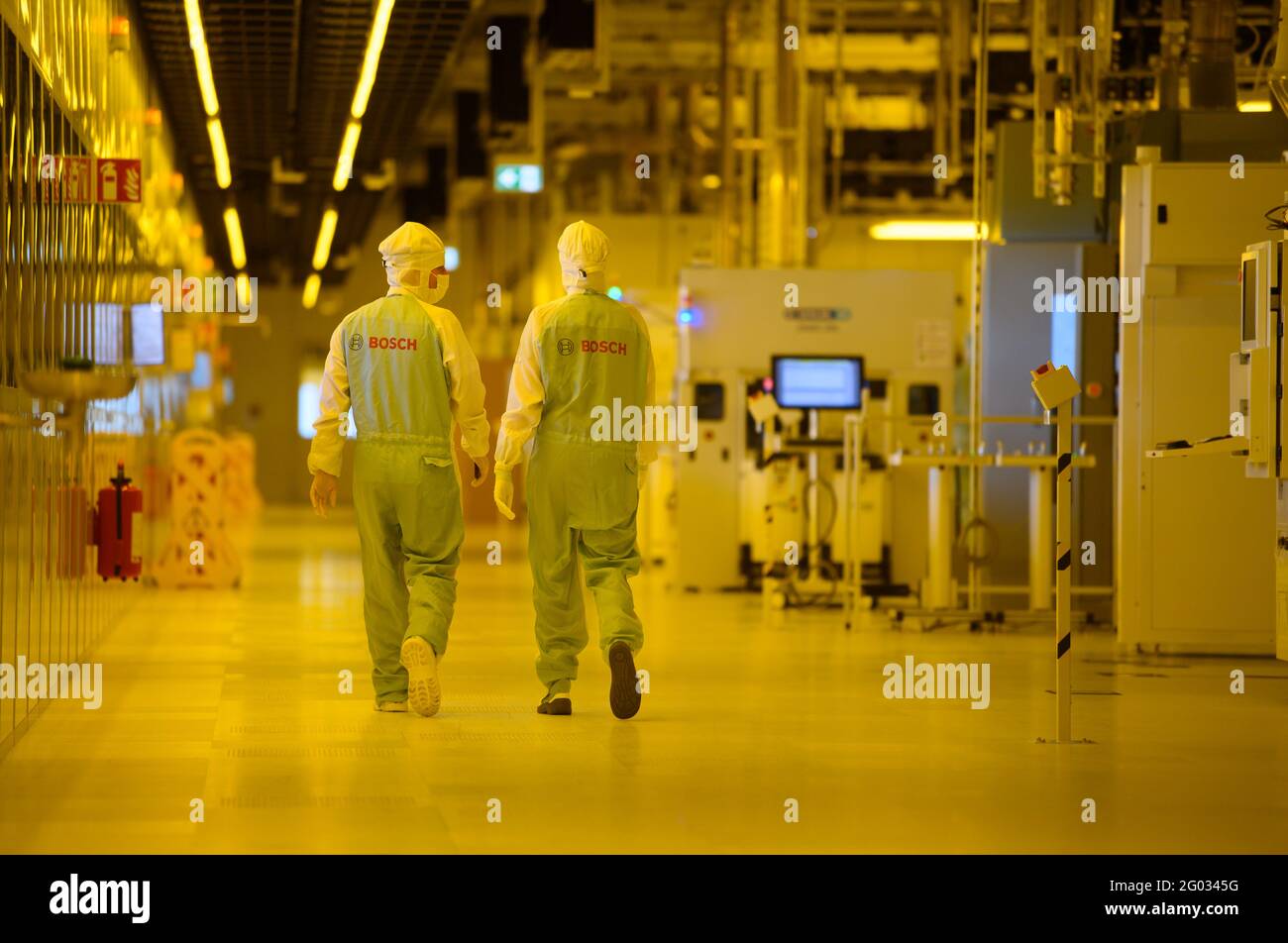 Chip clean room clean room protective hi-res stock photography and ...