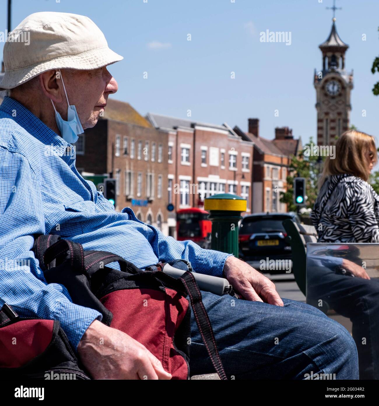 Man sitting alone outside hi-res stock photography and images - Alamy