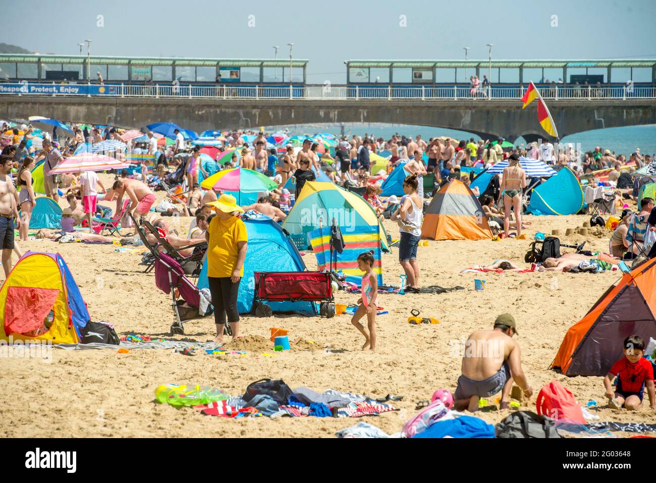 Hot weather bournemouth beach hi-res stock photography and images - Alamy