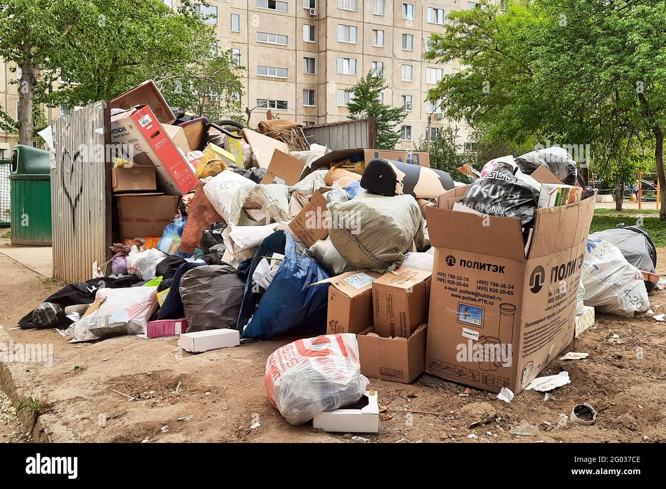 A large pile of garbage on the street of the city Stock Photo - Alamy