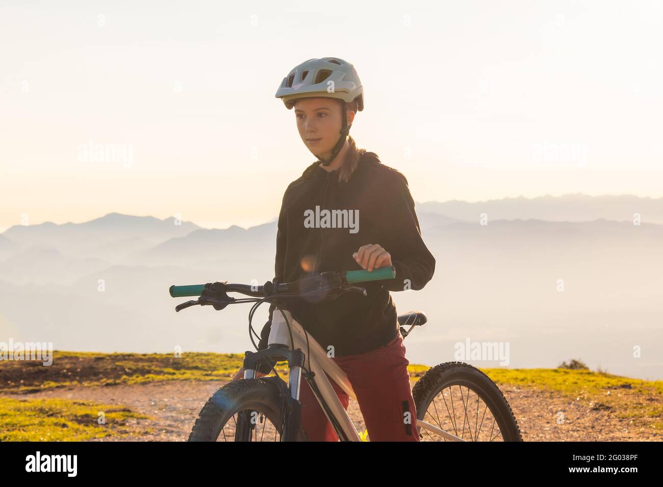 Girl mountain biker cycle downhill hi-res stock photography and images ...