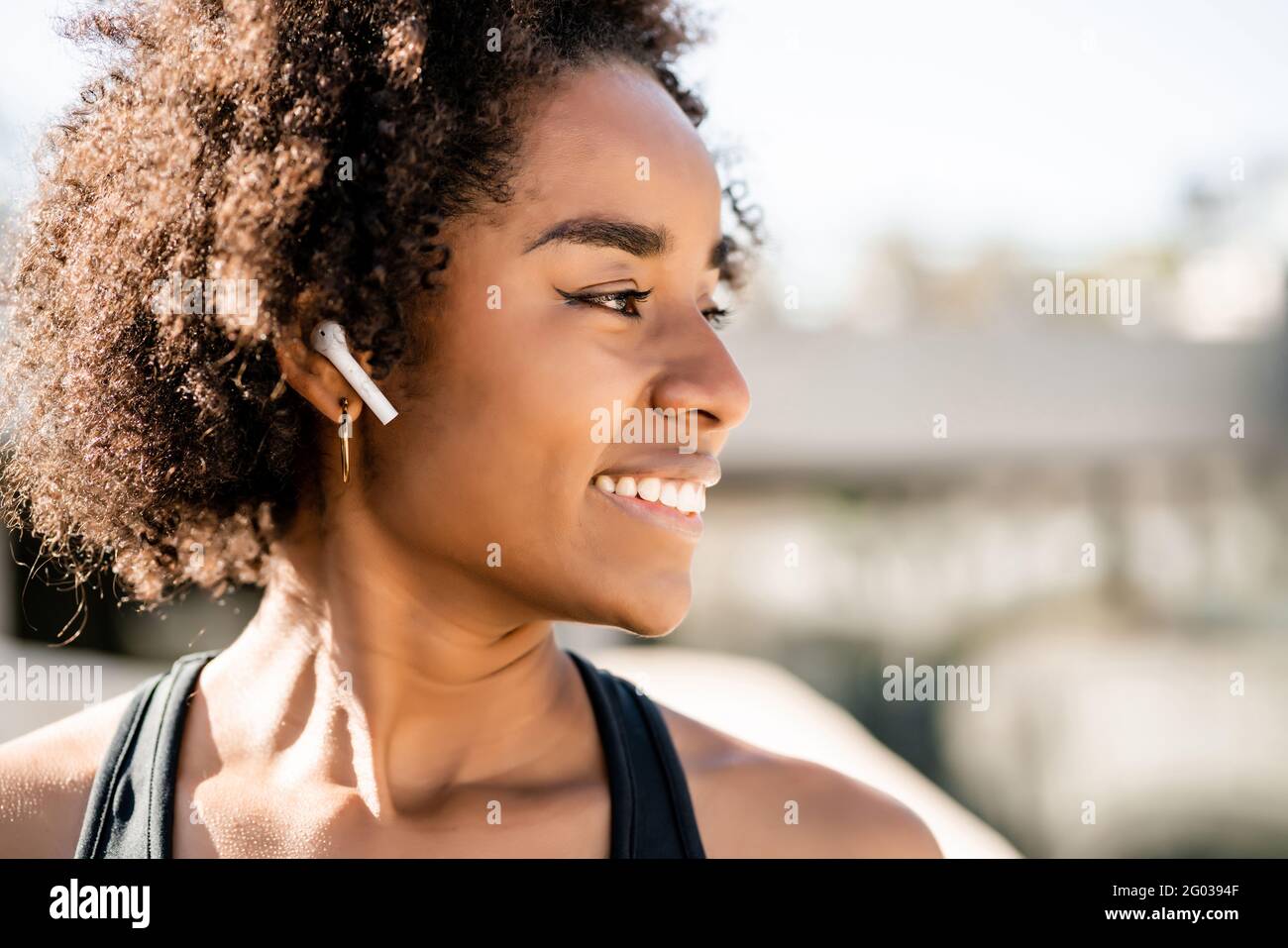 Afro athlete woman standing outdoors Stock Photo - Alamy