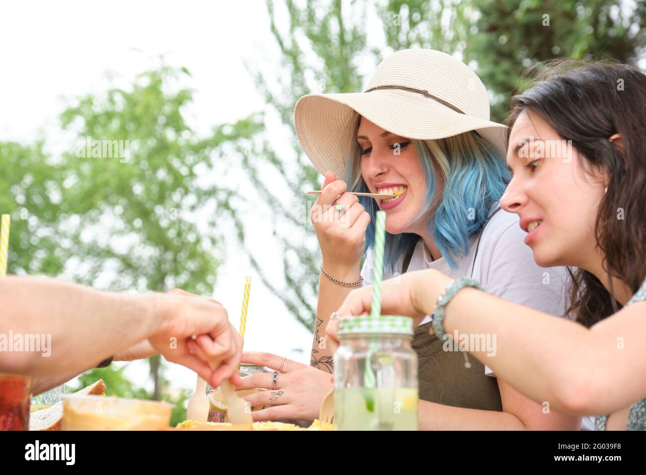 Group of people enjoying a picnic hi-res stock photography and images ...