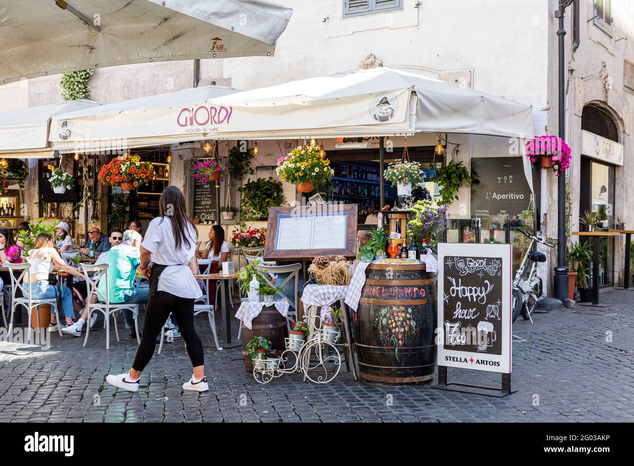 Pavement cafe cafes customers hi-res stock photography and images - Alamy