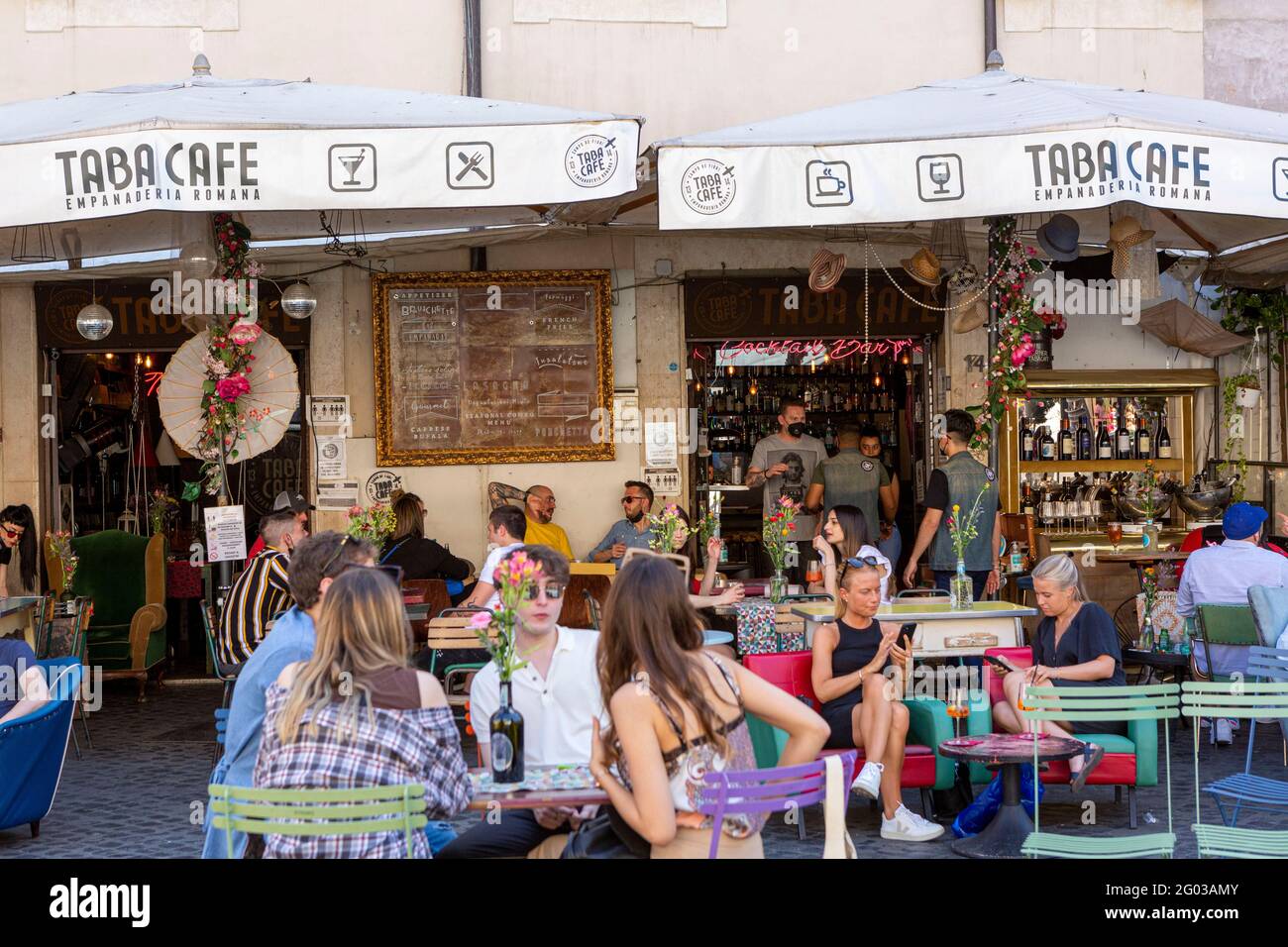 People sitting at pavement cafés in Rome Stock Photo - Alamy