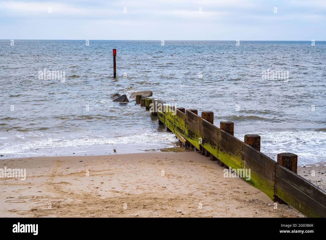 Wooden groynes on Cart Gap Beach on the Norfolk coast Stock Photo - Alamy