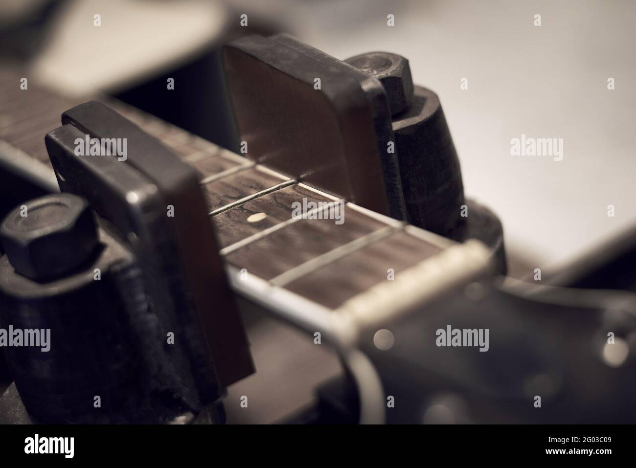 Broken electric guitar hi-res stock photography and images - Alamy
