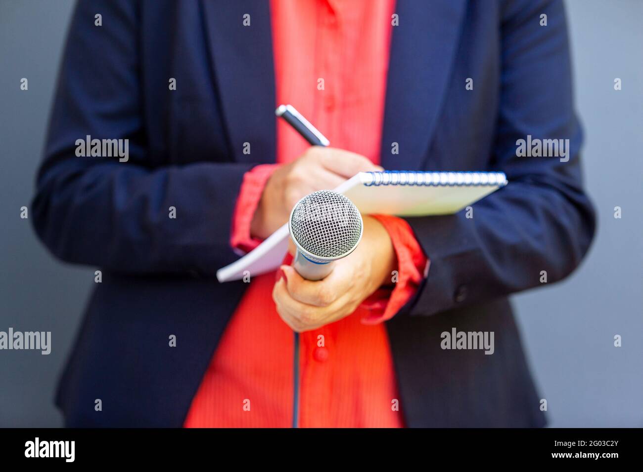 Woman commentator hi-res stock photography and images - Alamy