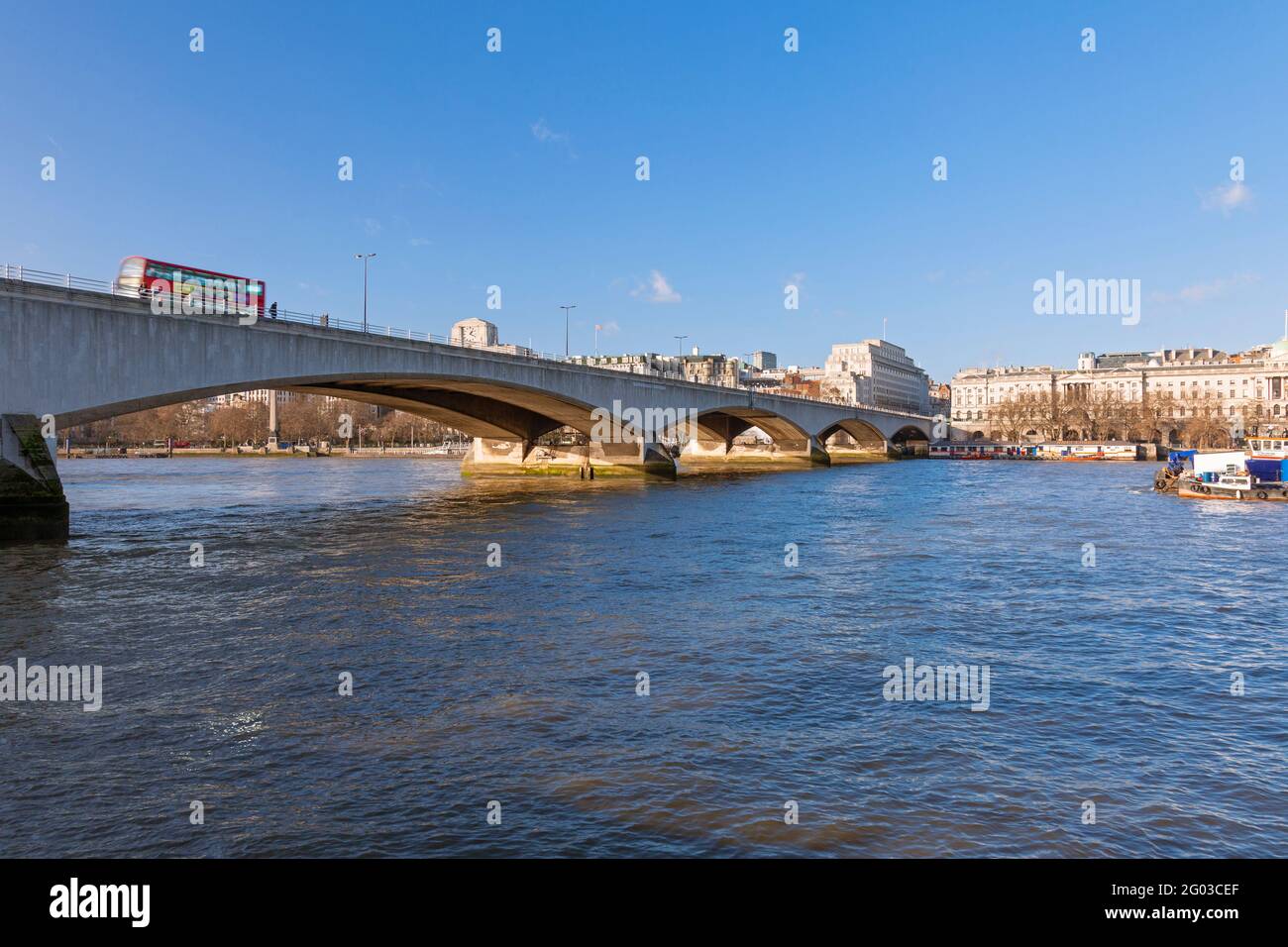 London embankment red bus hi-res stock photography and images - Alamy