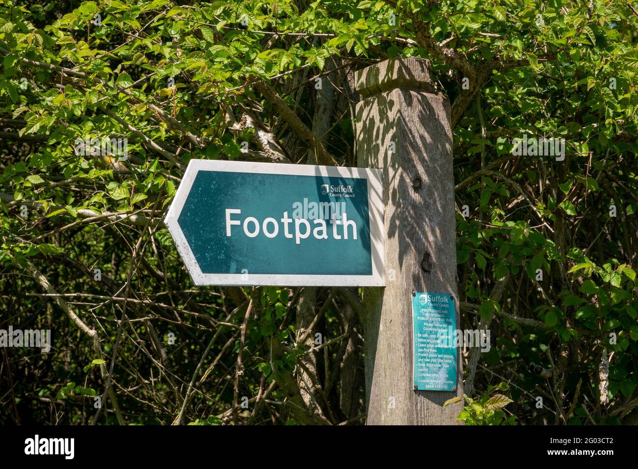 Public footpath sign in rural setting Stock Photo - Alamy