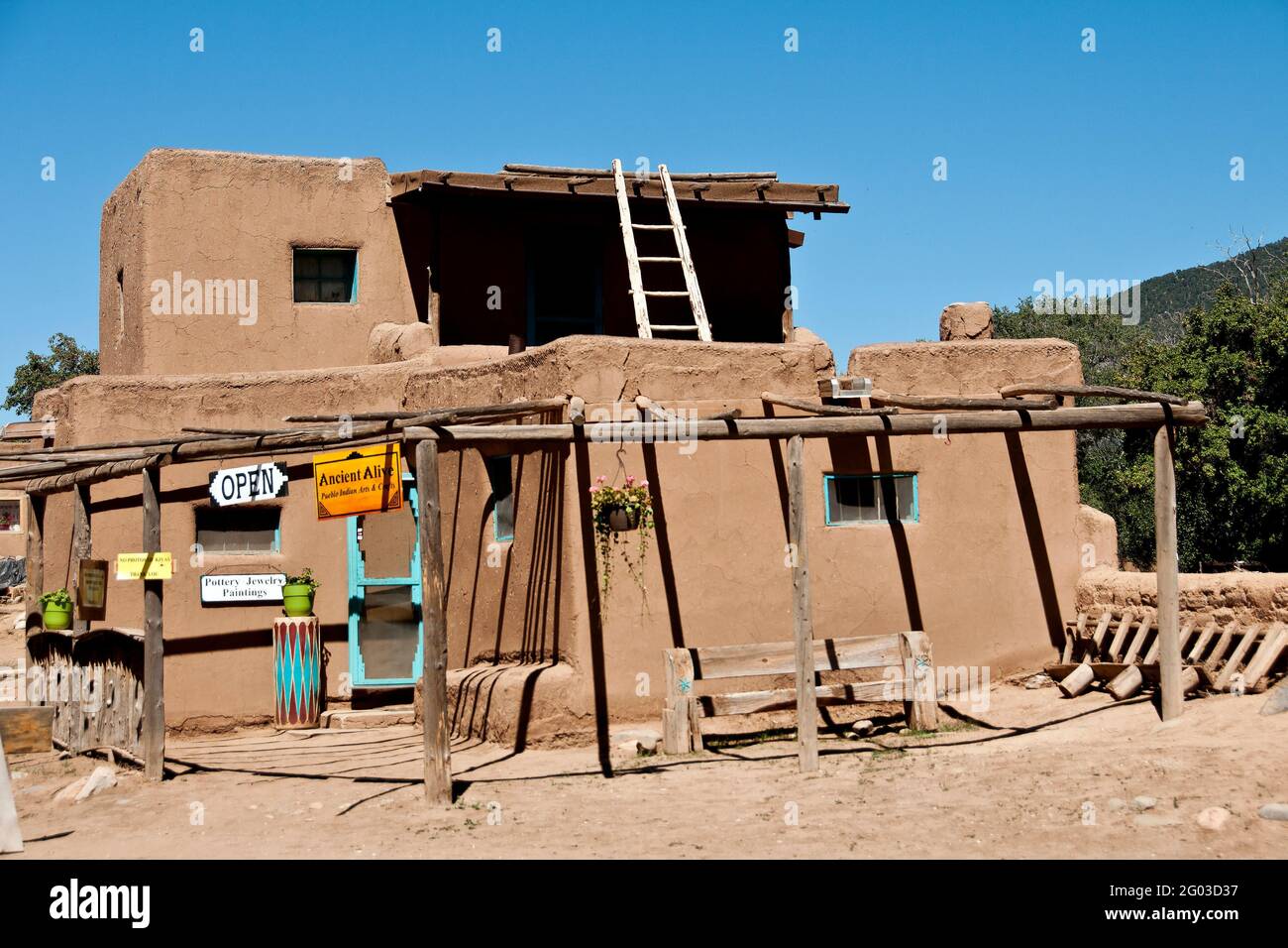Native american indian tribe of puebloan people hi-res stock ...