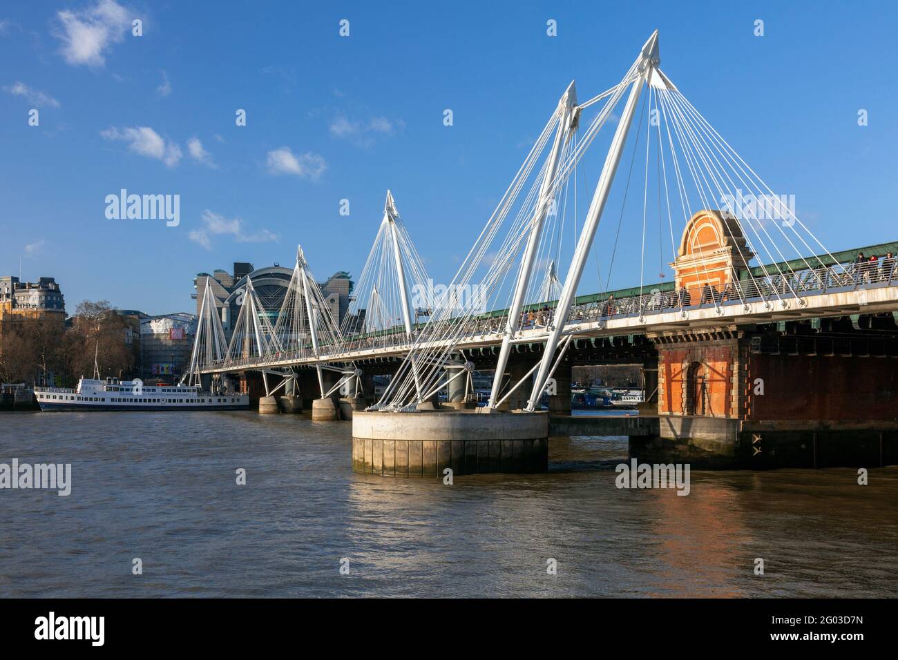 Jubilee pedestrian bridge hi-res stock photography and images - Alamy