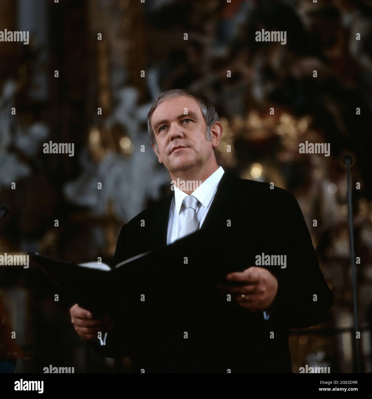 Kurt Moll, deutscher Opernsänger, Bass, Auftritt bei einem Konzert ...