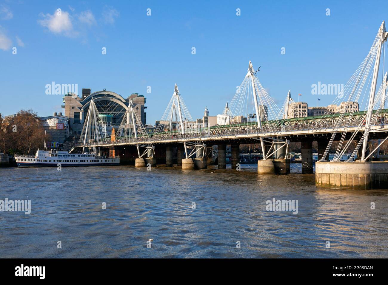 UK, England, London, Golden Jubilee Footbridges and Hungerford Railway ...