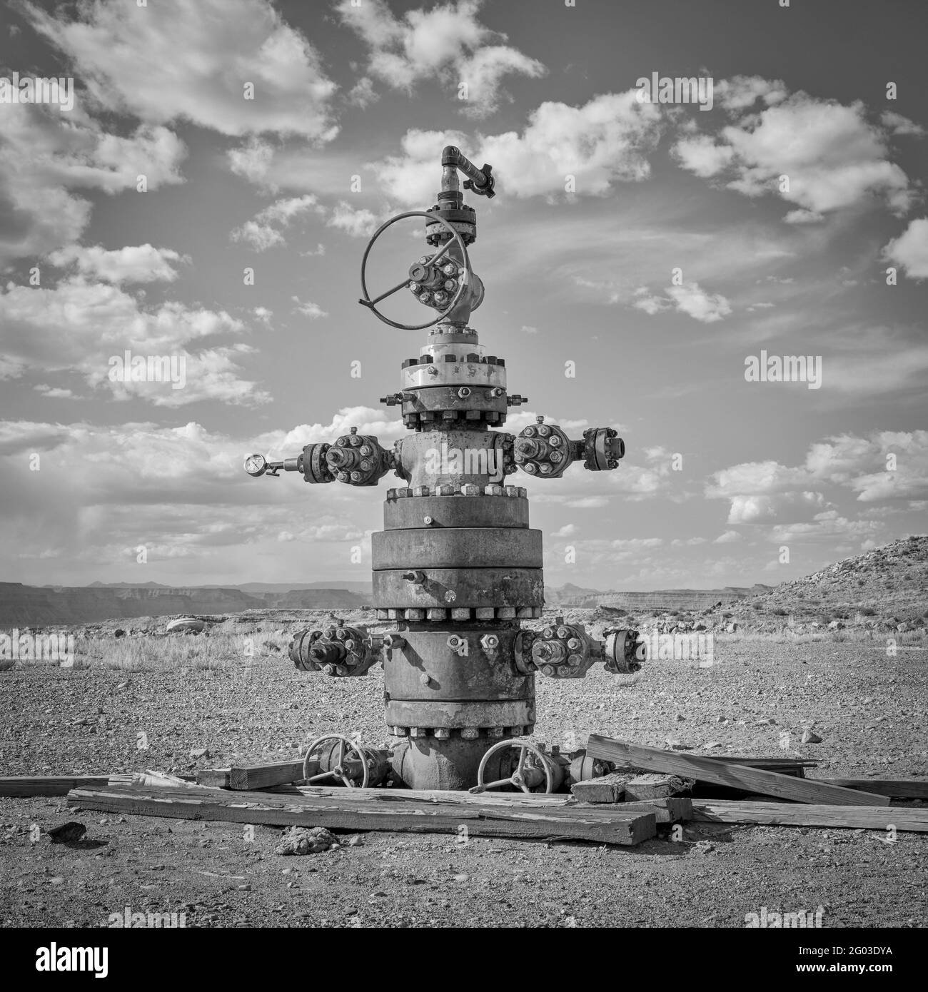 Wellhead and valves hi-res stock photography and images - Alamy