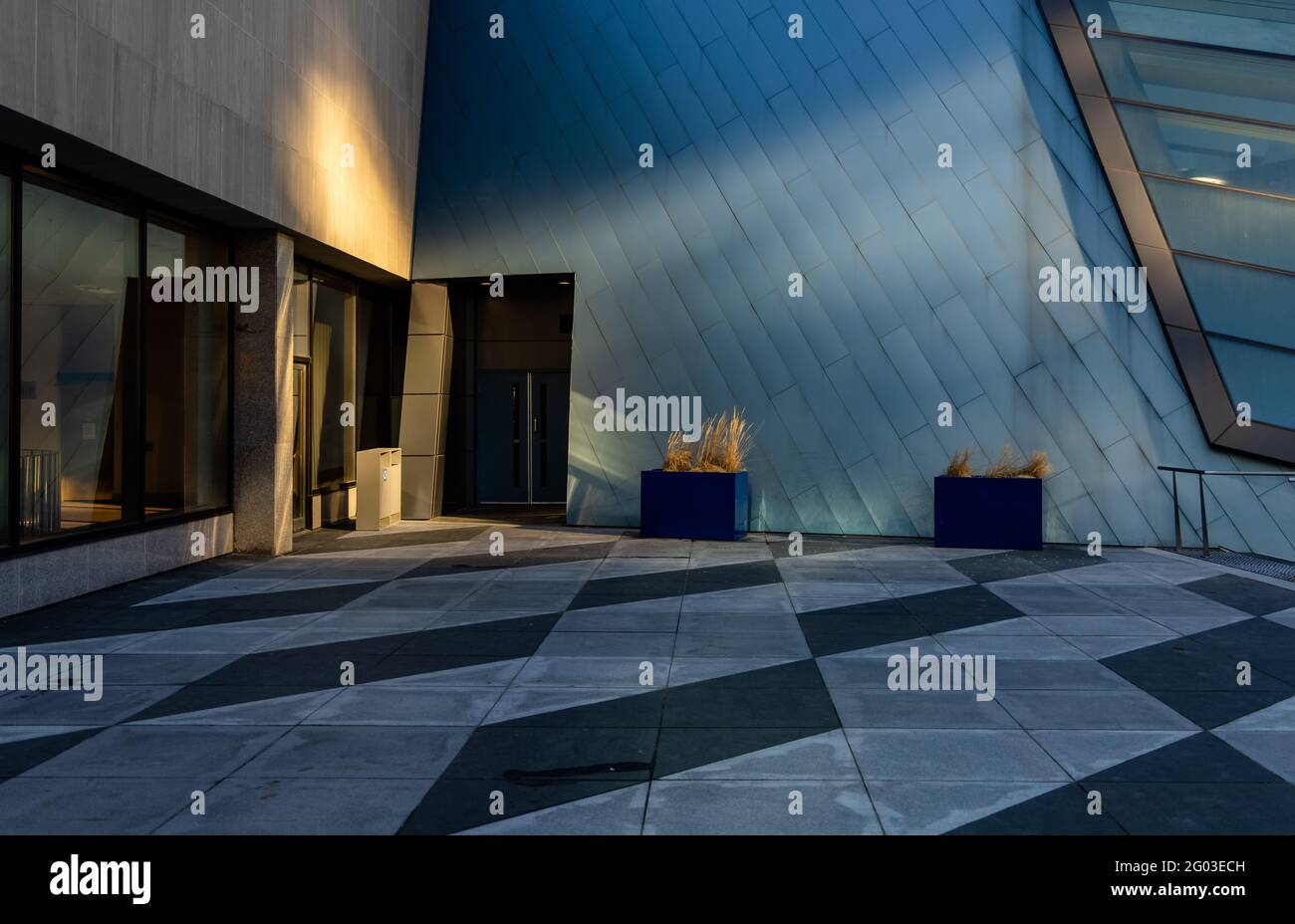 Blue subway tile hi-res stock photography and images - Alamy