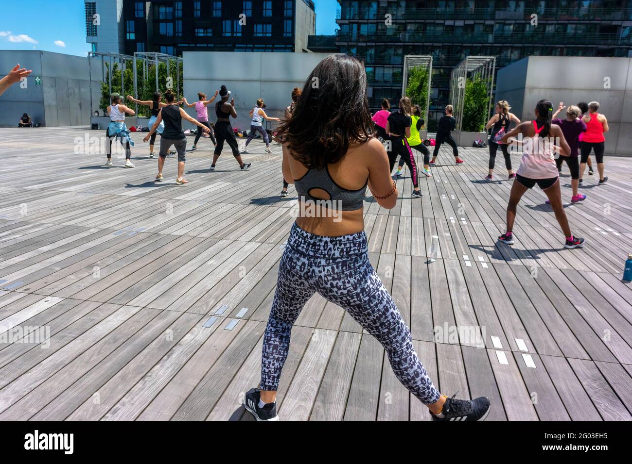 Group women exercising outdoor hi-res stock photography and images - Alamy