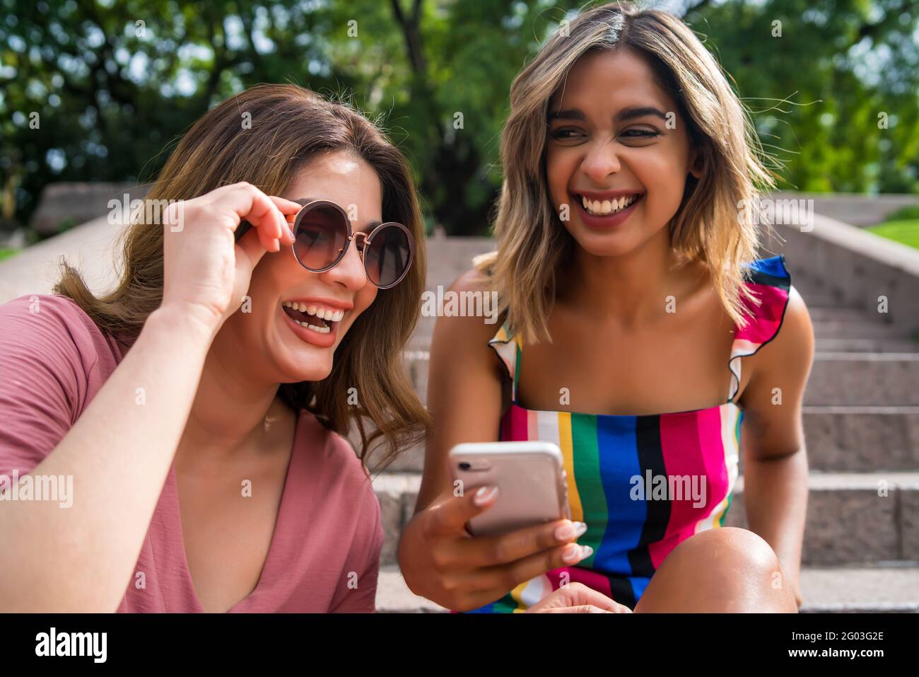 Two friends mobile phone hi-res stock photography and images - Alamy