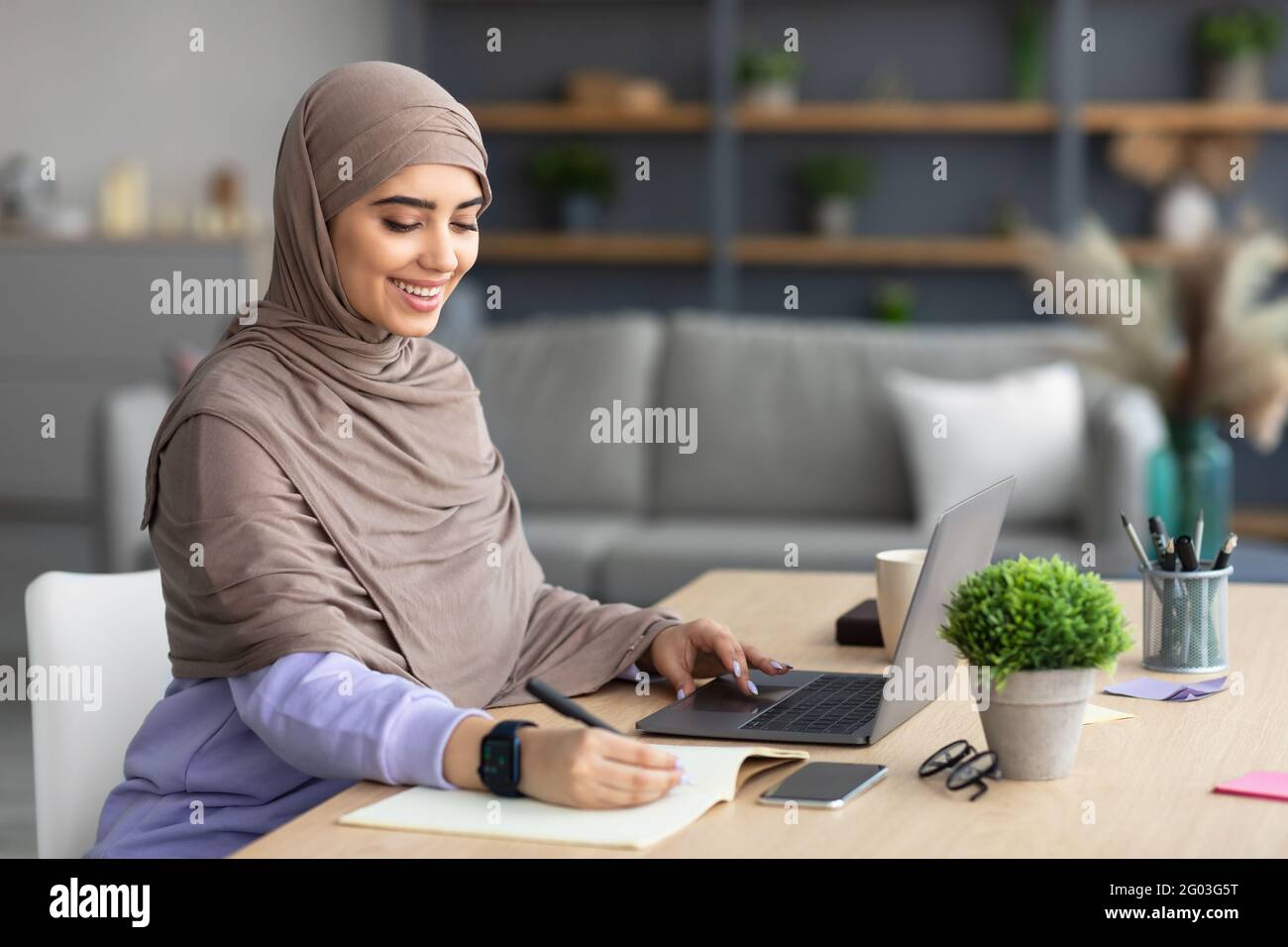 Muslim business school hi-res stock photography and images - Alamy