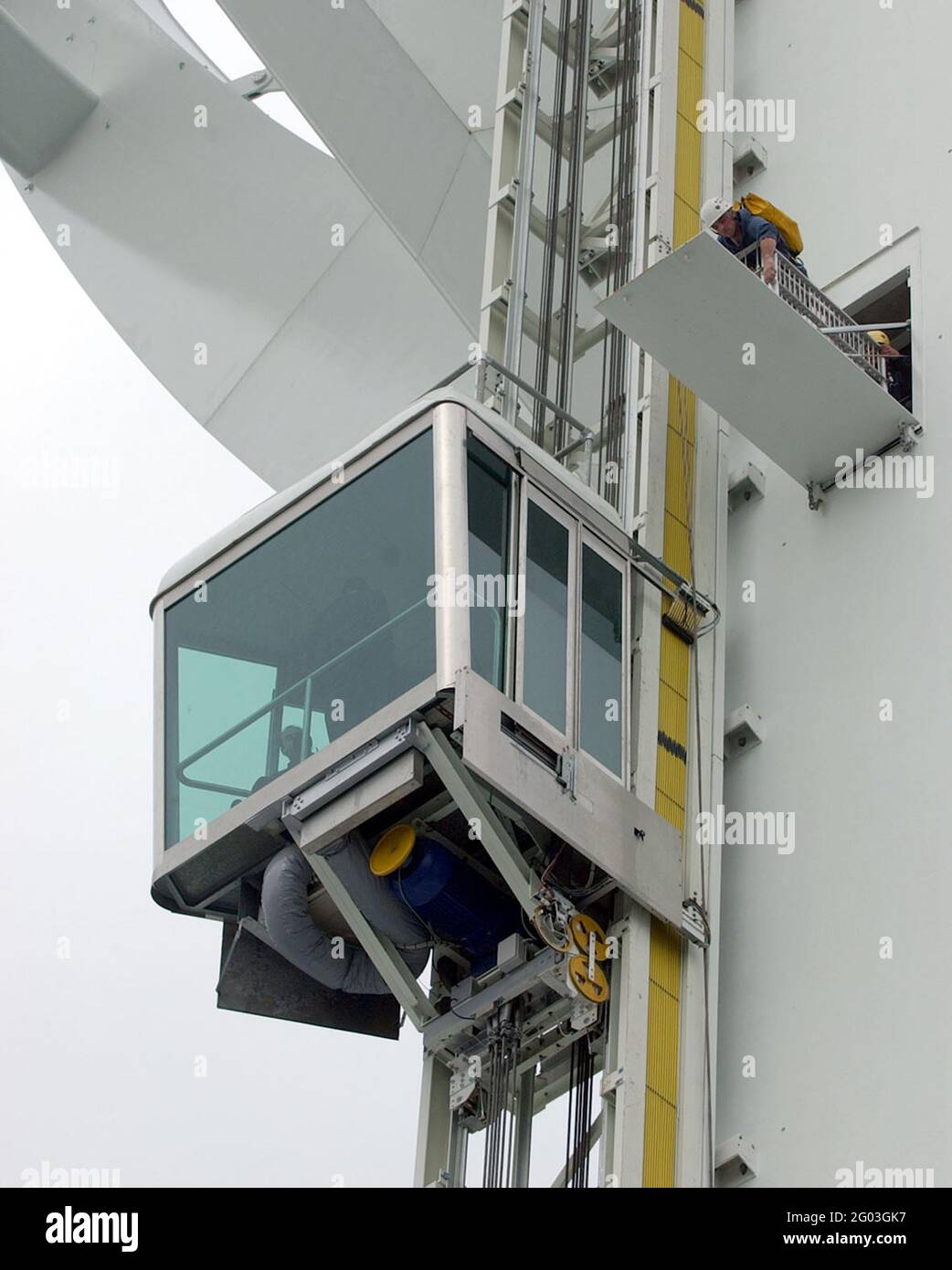 SPINNAKER TOWER LIFT, RESCUERS GO TO THE AID OF THE THREE MEN STUCK IN ...