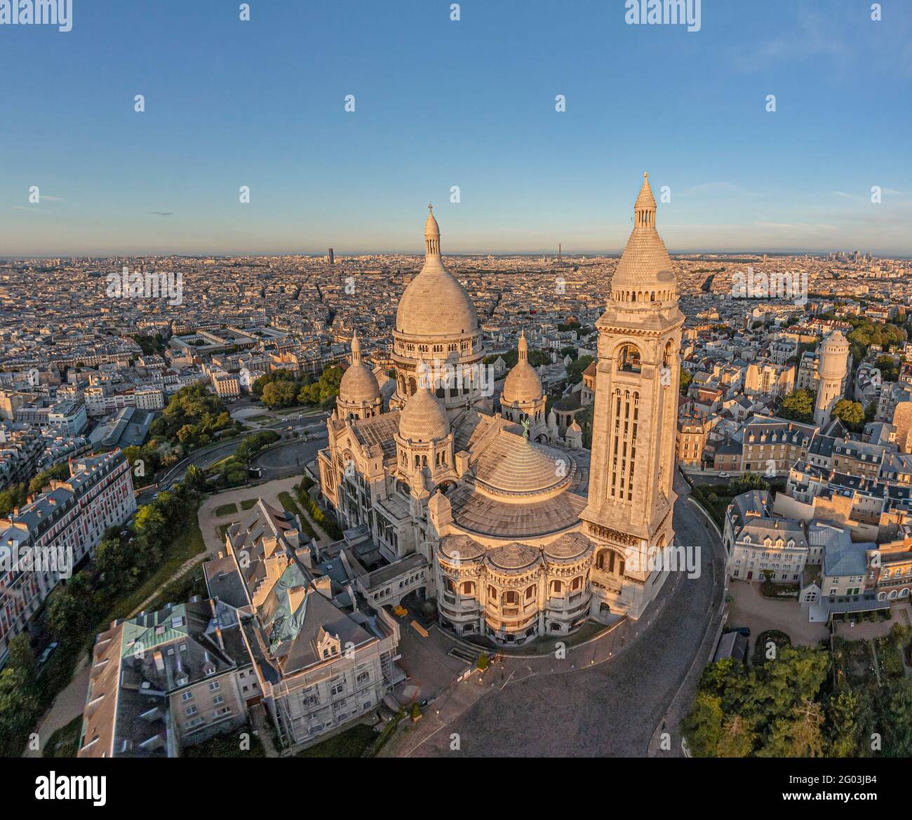 FRANCE - PARIS (75) - THE SACRE COEUR BASILICA SEEN FROM THE NORTH. IN THE BACKGROUND FROM LEFT ...