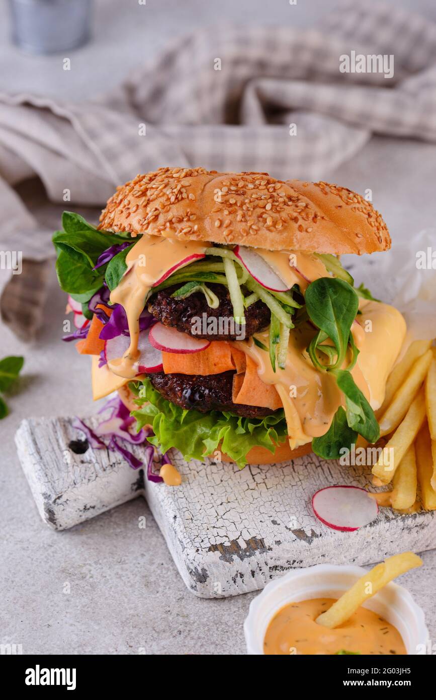 Burger with vegetables and plant-based cutlet Stock Photo - Alamy