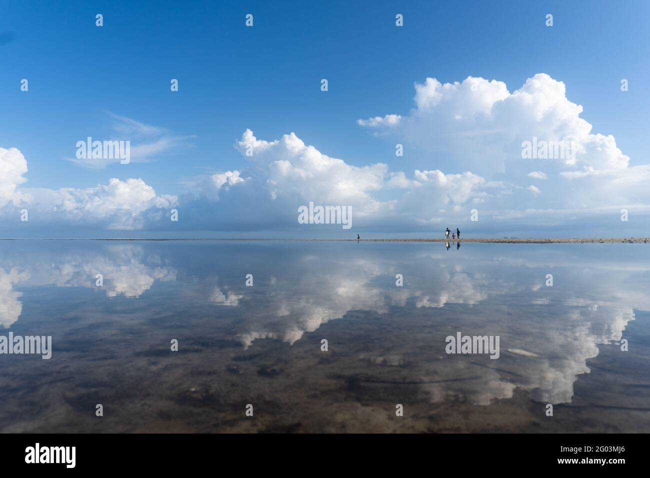 Reflective beach photos hi-res stock photography and images - Alamy