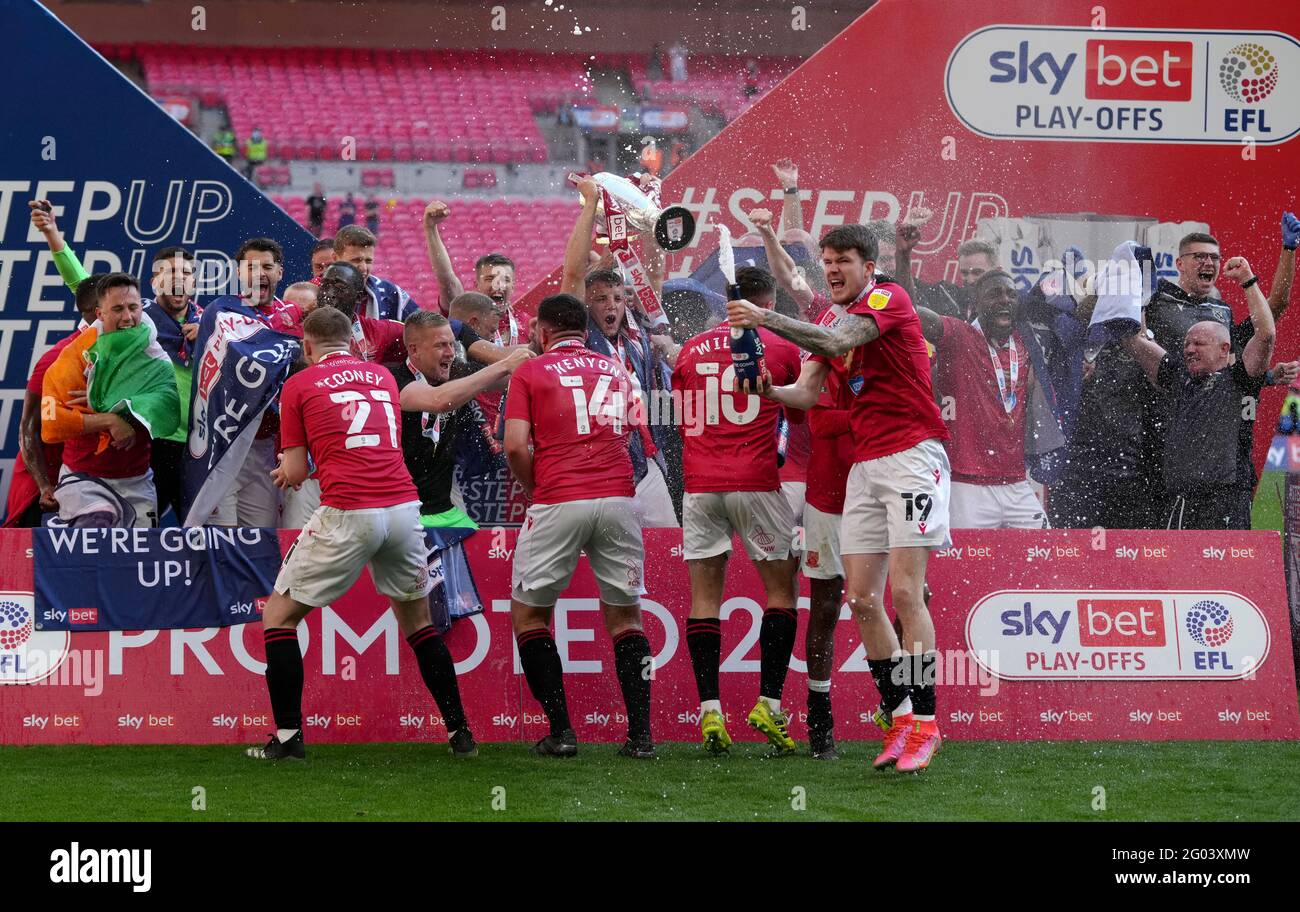 Efl league two trophy hi-res stock photography and images - Alamy