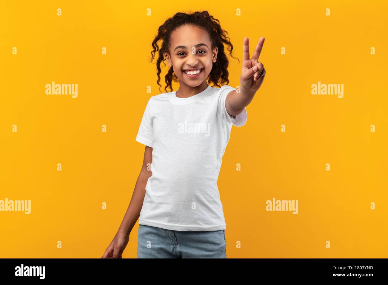 Peace sign african child hi-res stock photography and images - Alamy