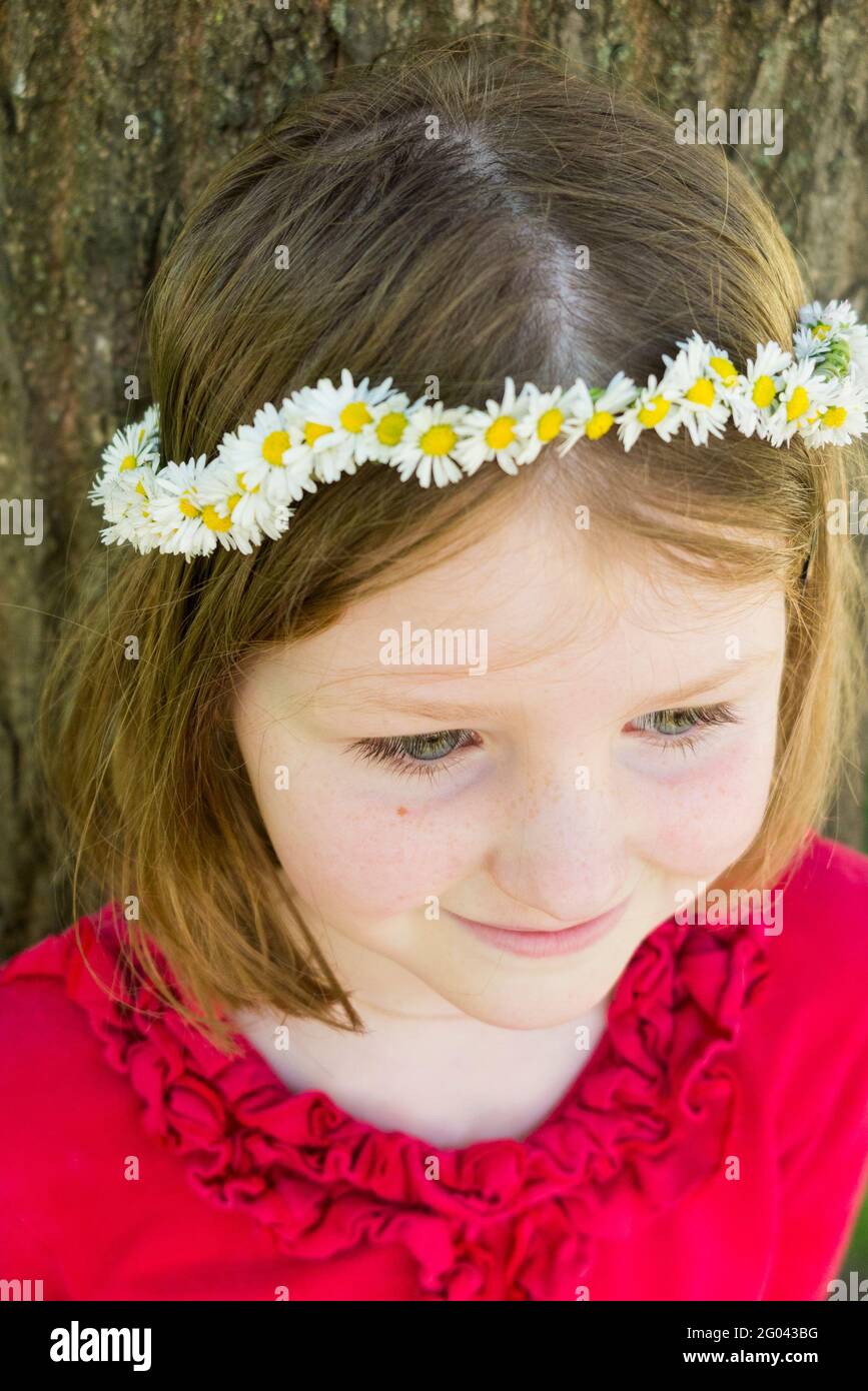 Making daisy chains hi-res stock photography and images - Alamy
