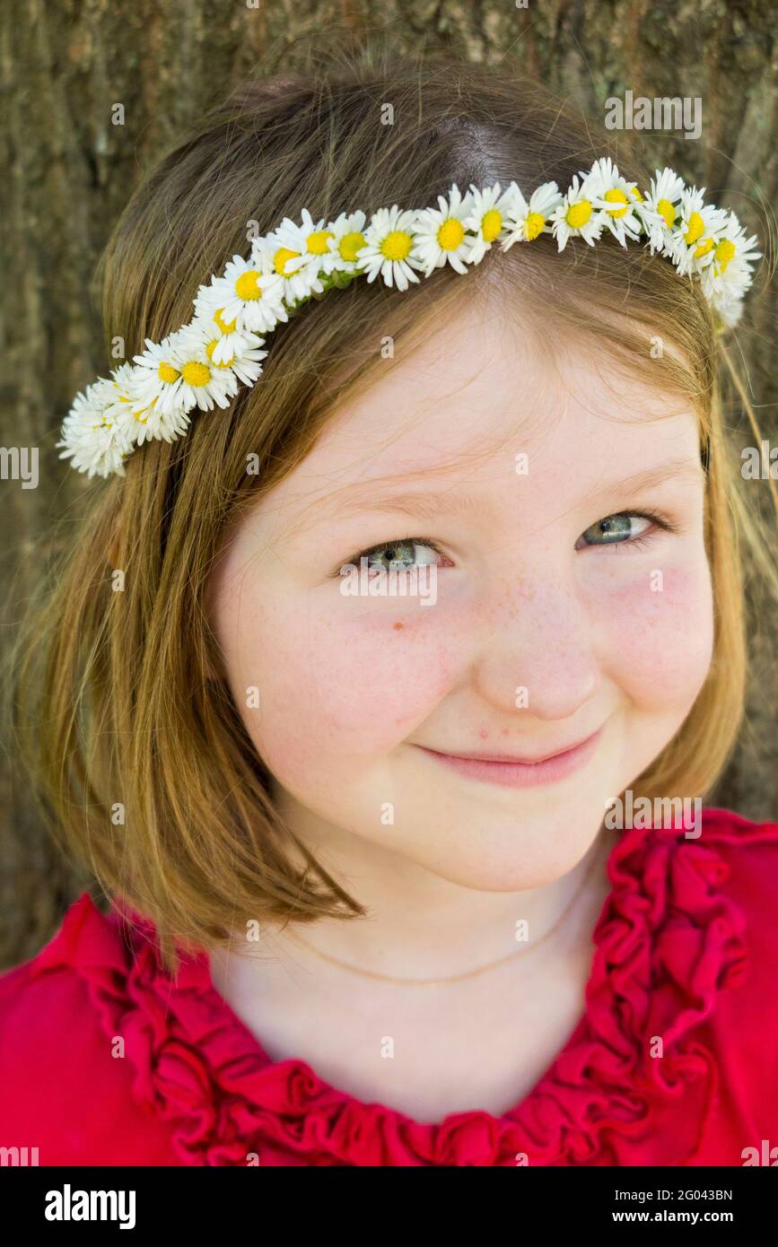 Daisy chain girl hi-res stock photography and images - Alamy