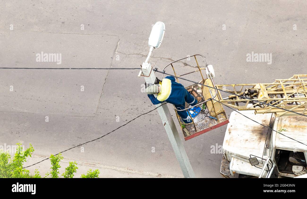 Street lamp repair maintenance hi-res stock photography and images - Alamy