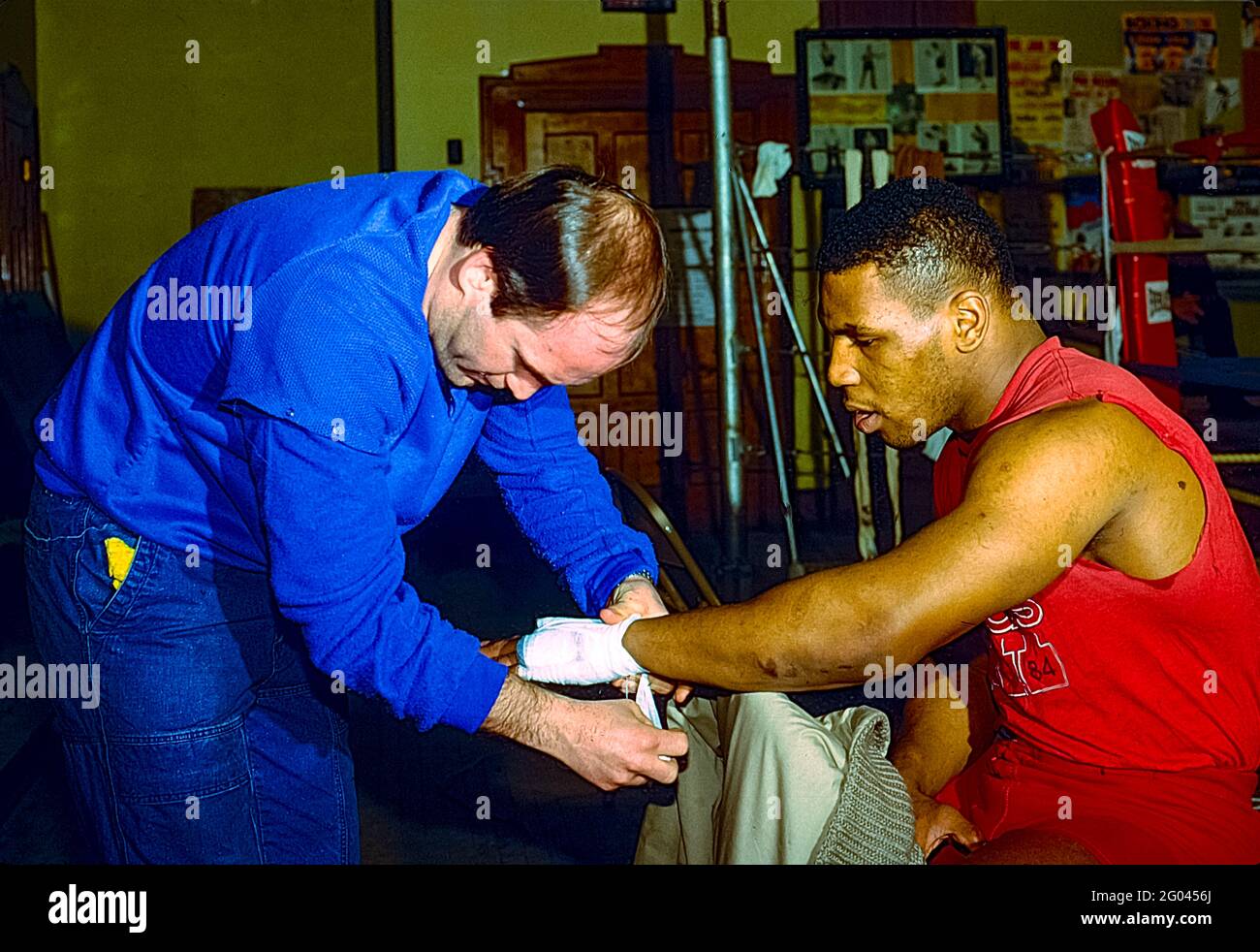 Kevin rooney mike tyson hi-res stock photography and images - Alamy