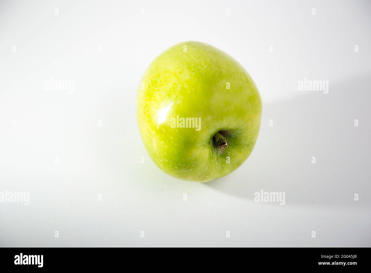 Perfect fresh green apple isolated on white background, in full depth ...