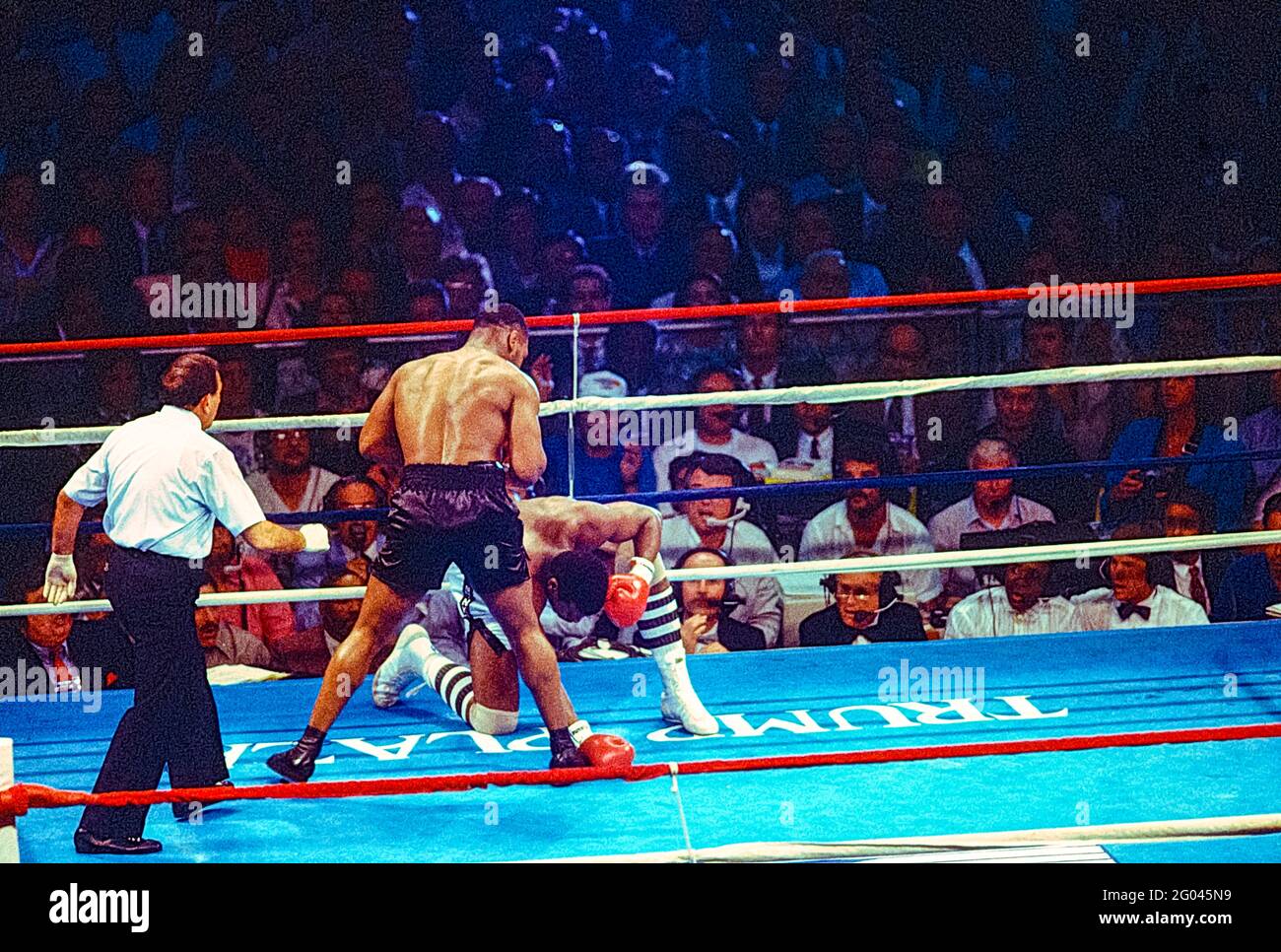 Mike Tyson vs. Michael Spinks in heavyweight championship title fight ...