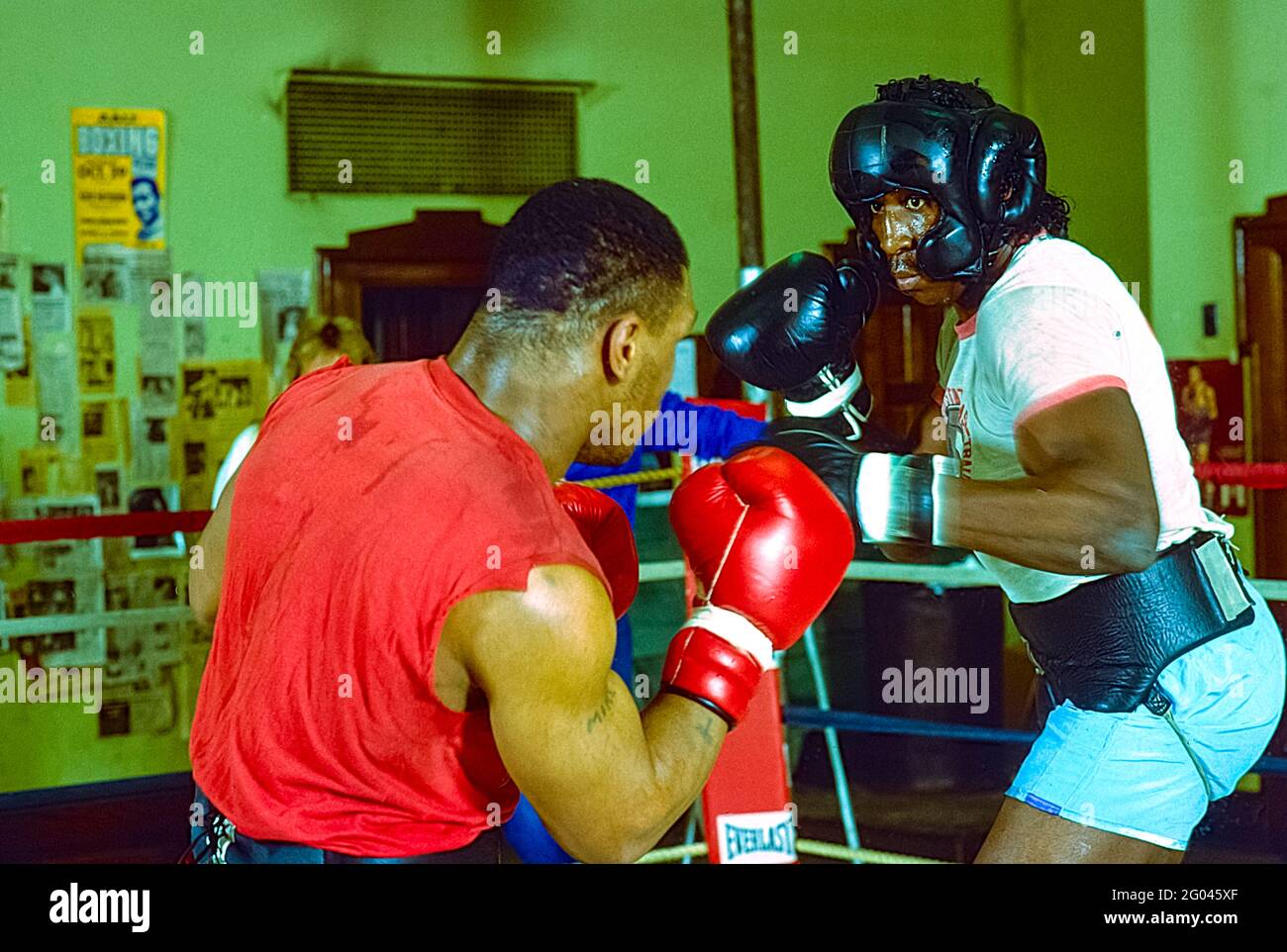 Mike Tyson training at Cus D'Amato's gym in Catskill, NY in 1986 Stock ...