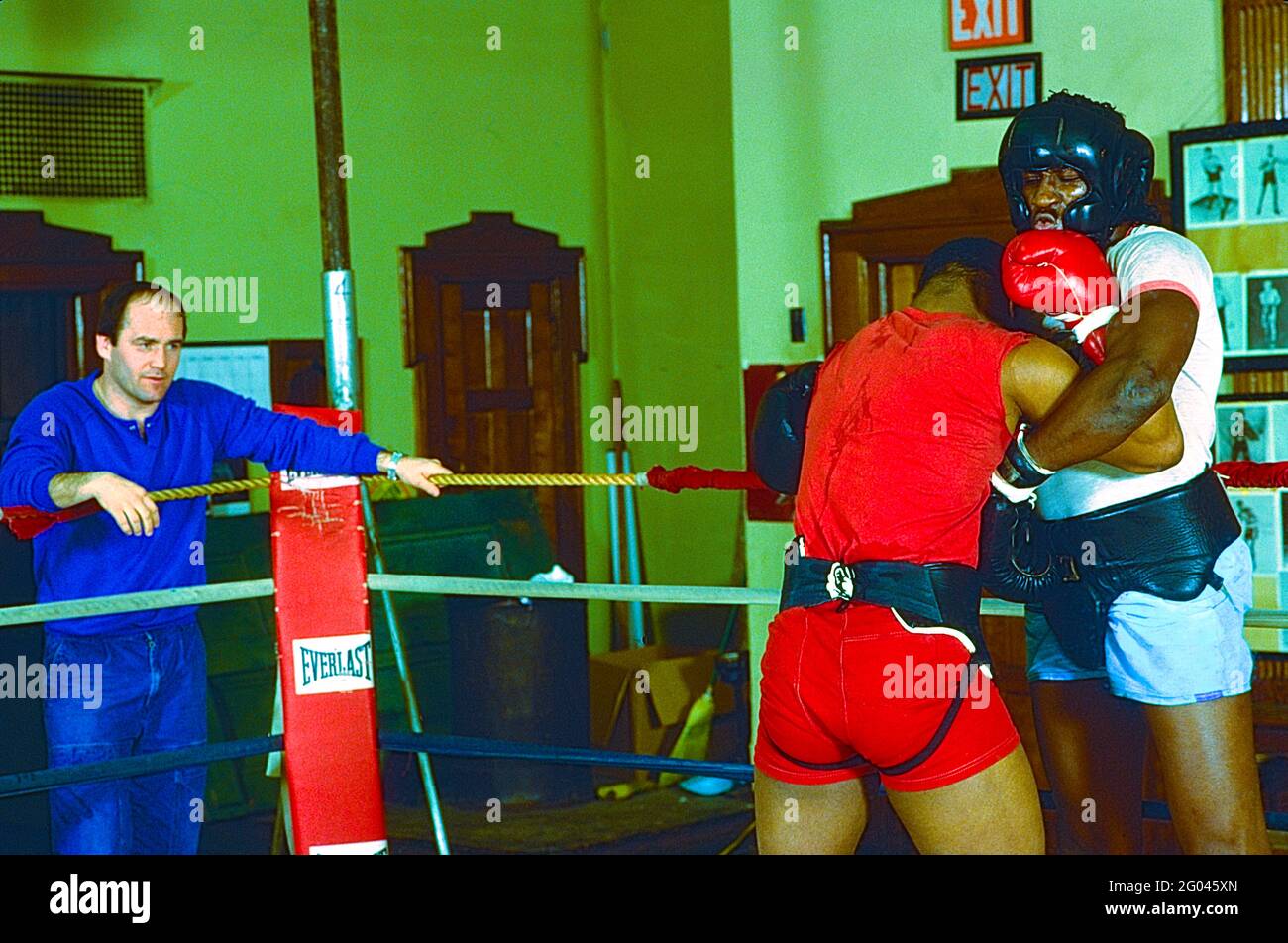 Mike Tyson training at Cus D'Amato's gym in Catskill, NY in 1986 Stock ...