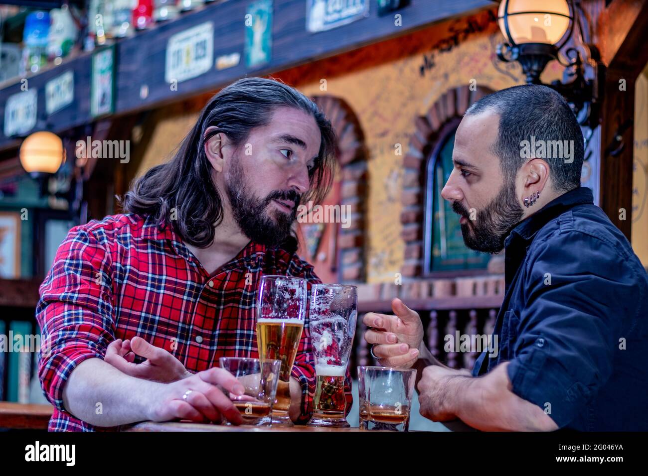 Two men drinking whiskey hi-res stock photography and images - Alamy
