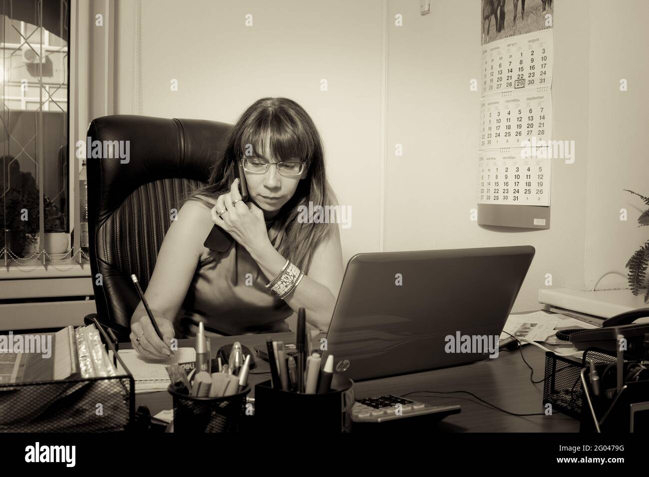 Girl under desk hi-res stock photography and images - Alamy