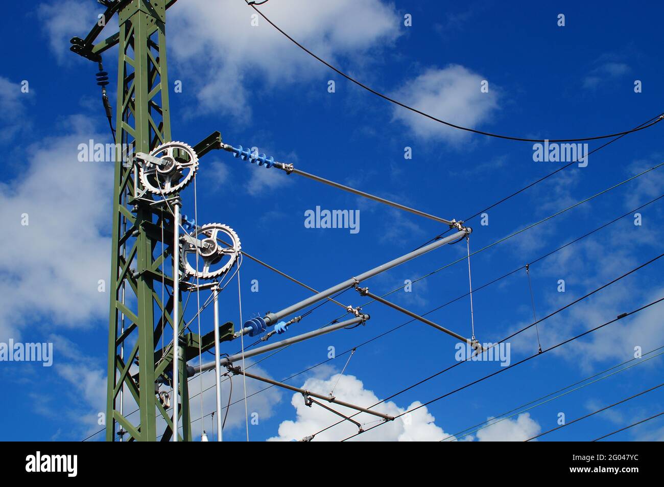 Line tensioning of an overhead wire Stock Photo - Alamy
