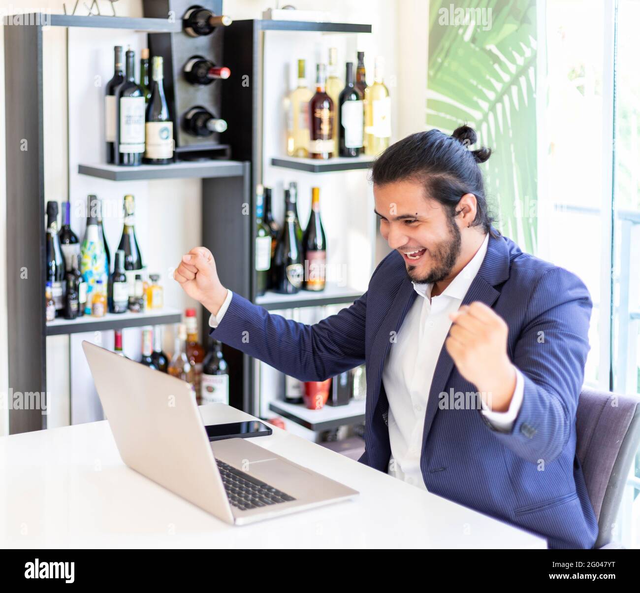 Office worker latino hi-res stock photography and images - Alamy