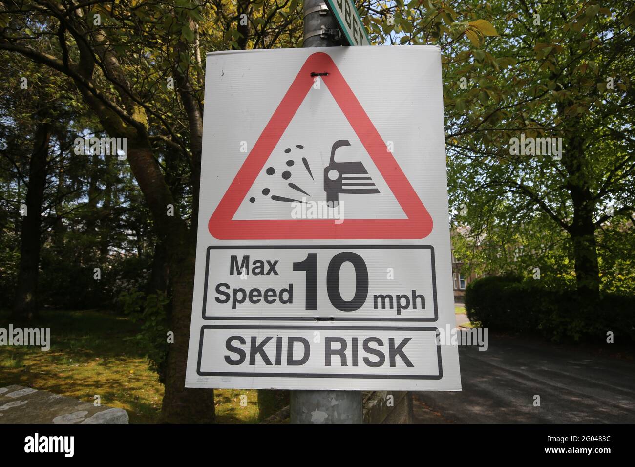 Road sign Maximum Speed 10mph Skid Risk outside Quarriers Village ...