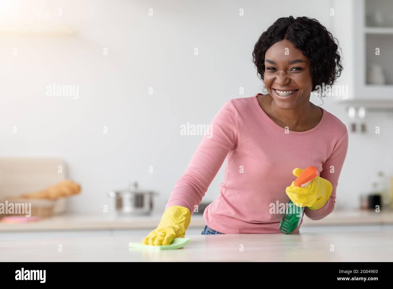 African american woman cleaner hi-res stock photography and images - Alamy