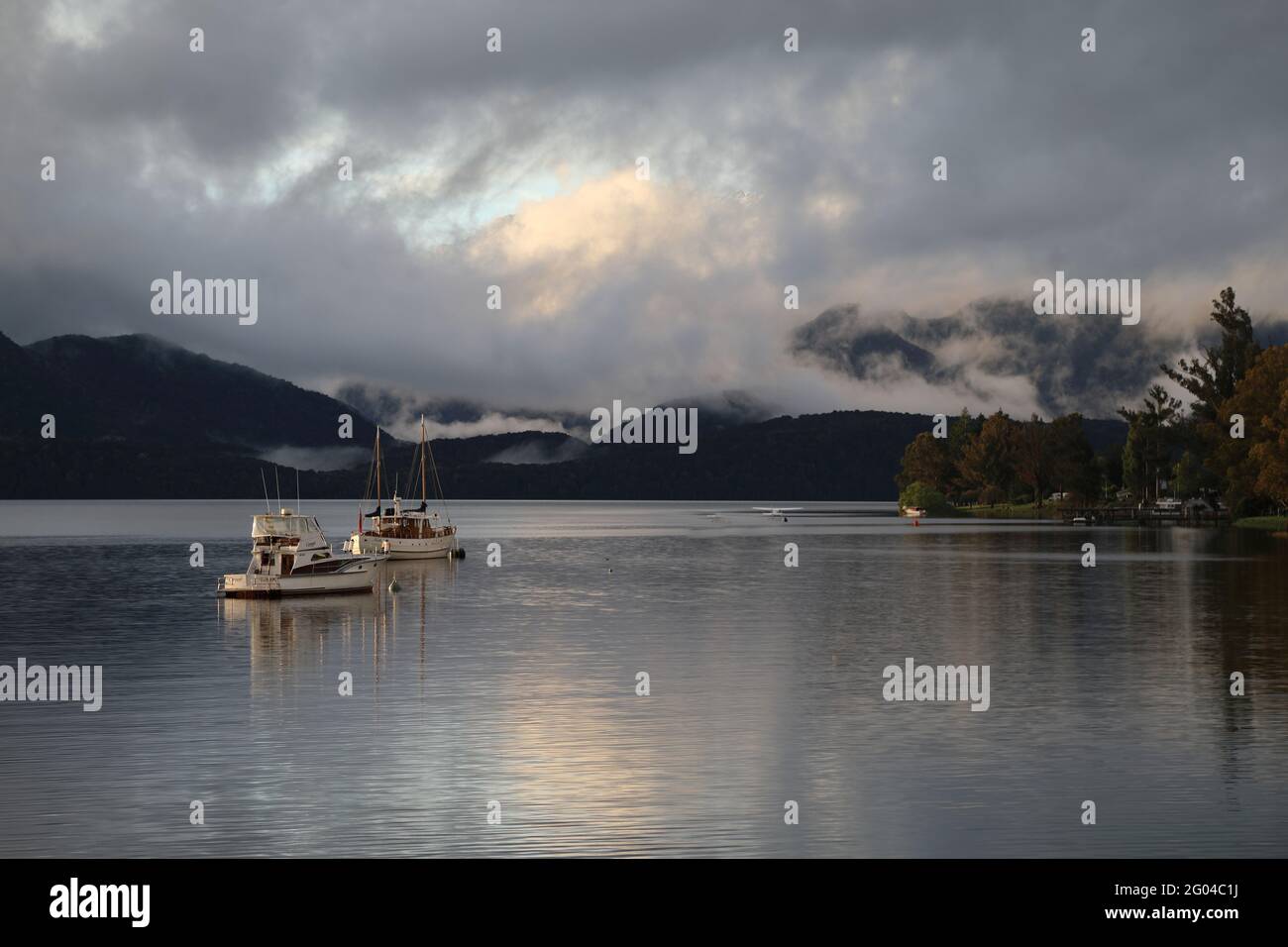 Lake Te Anau / Lake Te Anau Stock Photo - Alamy